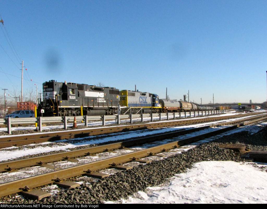NS 5221 and CSX 2735